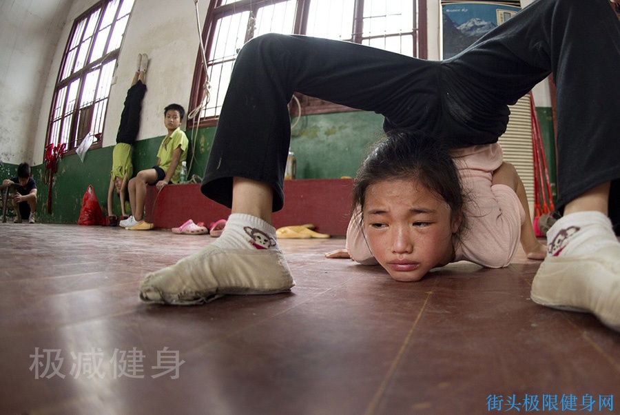 街头健身就是杂技表演？你知道练杂技有多辛苦吗！ _ 街头极限健身网